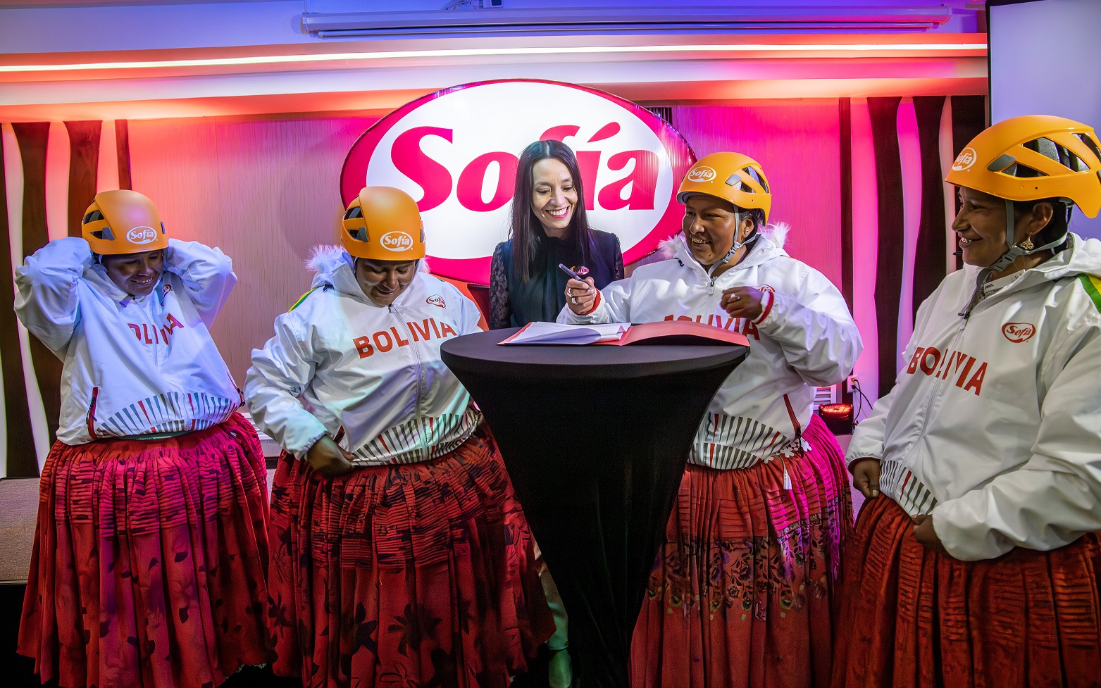 Cholitas Escaladoras van a la conquista del Everest de la mano de Sofía - Negocios Press Digital ...