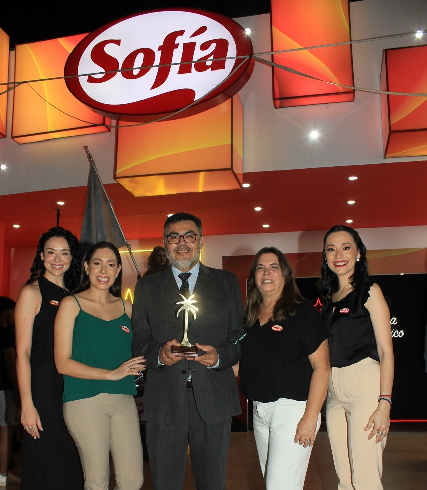 Sofía gana la Palmera Dorada en Expocruz 2024 por su stand “Un viaje mágico” - Negocios Press ...